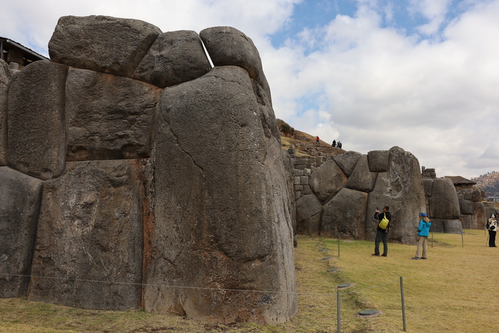 Large polygonal stones at Sacsayhuamán